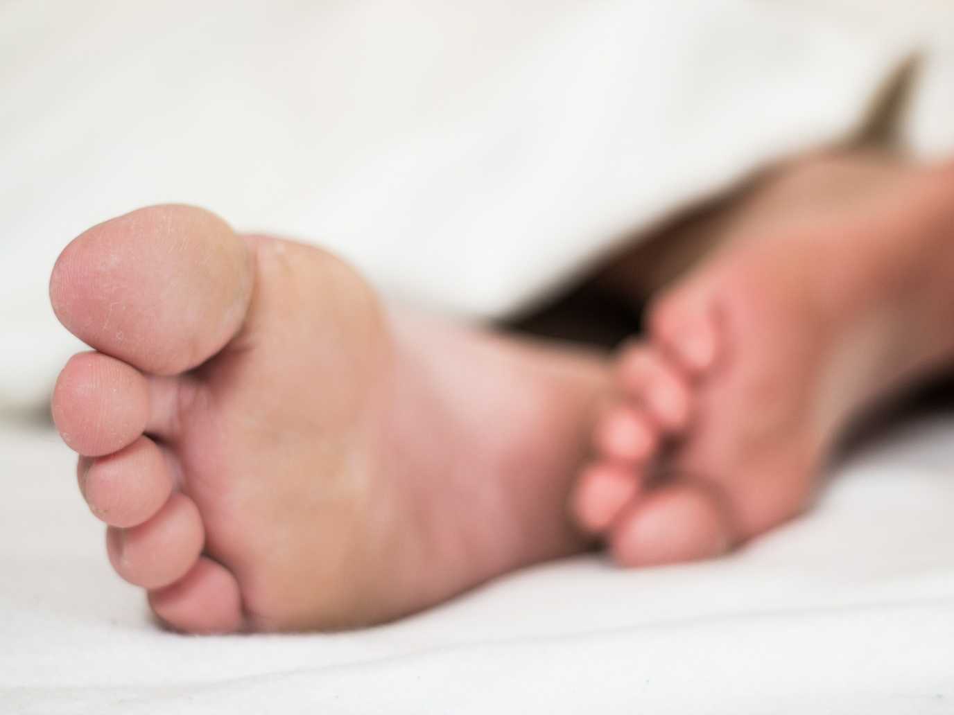 Florida man awakes to intruder sucking on his toes – Crime Online