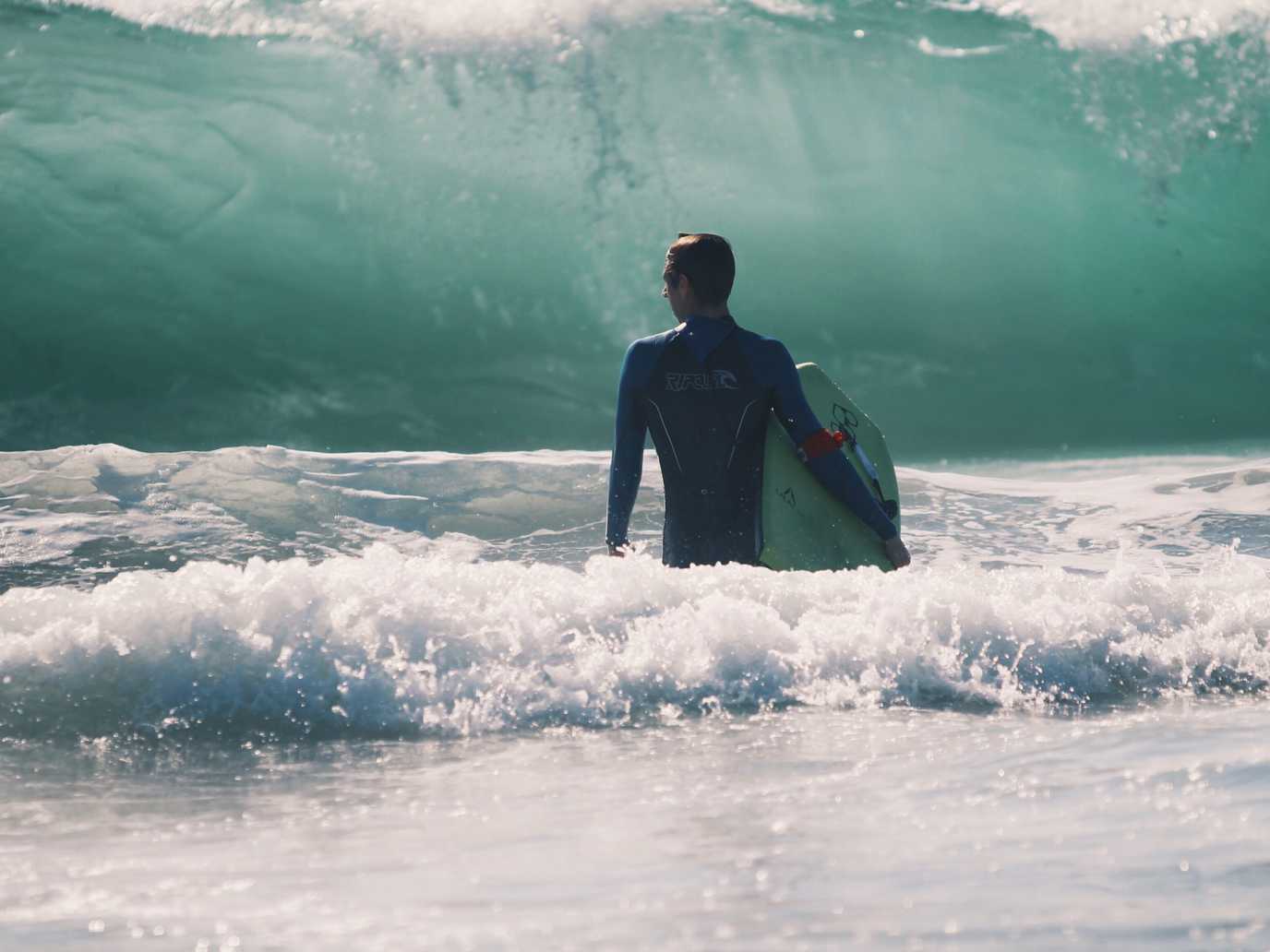 Surfer dude gets gnarly $1,000 fine for surfing during coronavirus ...