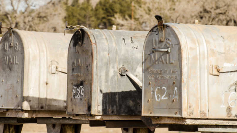 Police tell residents to wear pants while checking the mail: ‘You know ...