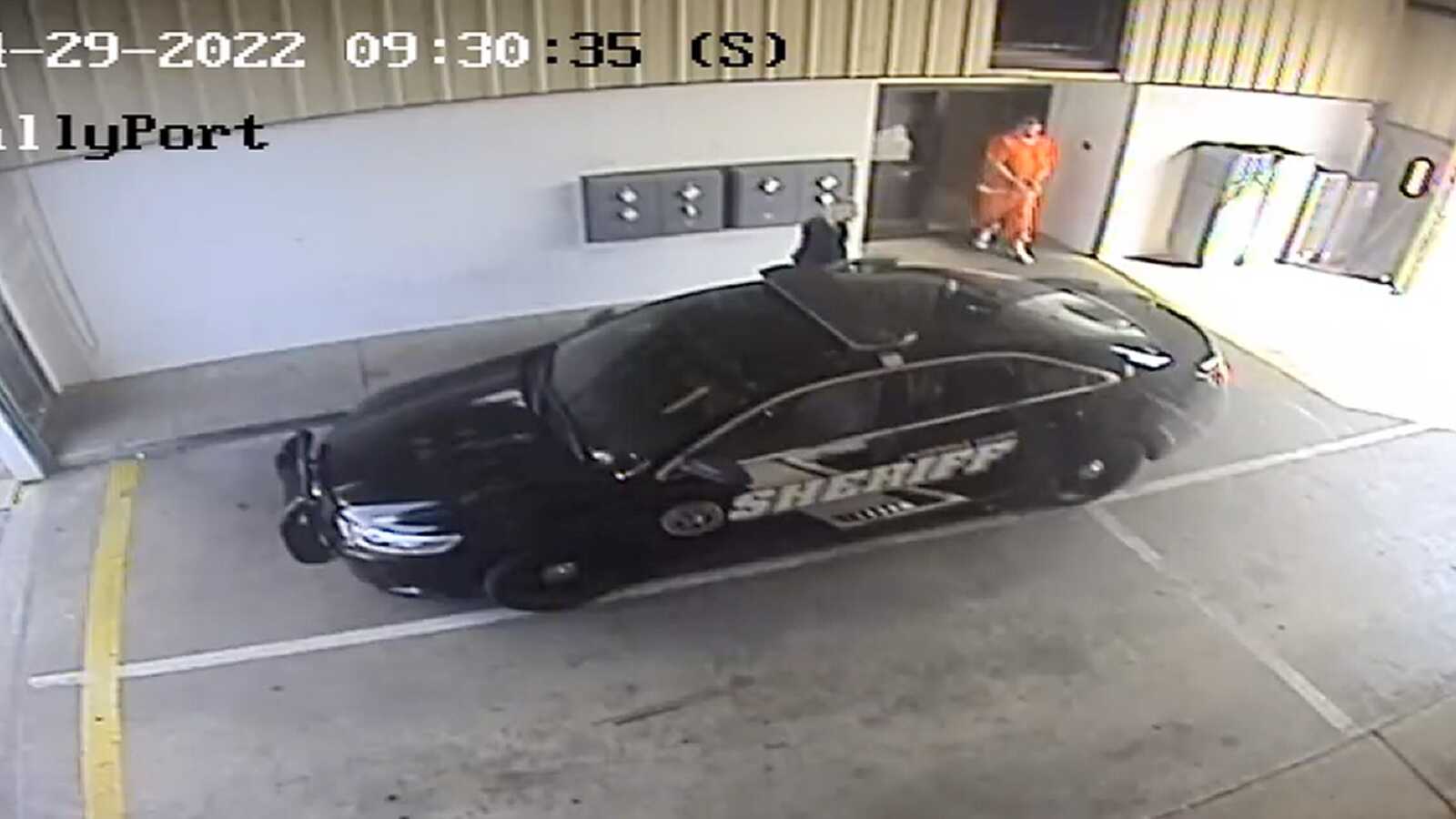 SEE NEW VIDEO: Alabama Corrections Officer, Escaped Inmate Had ‘Special ...